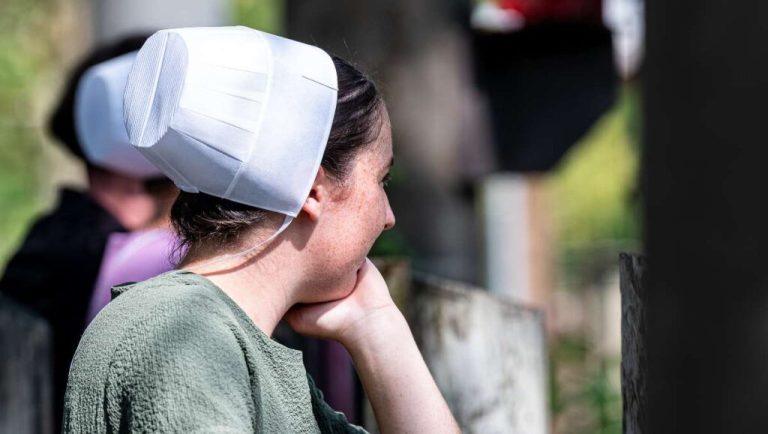 Why Do Amish Girls Go Barefoot? - Amish Furniture Factory